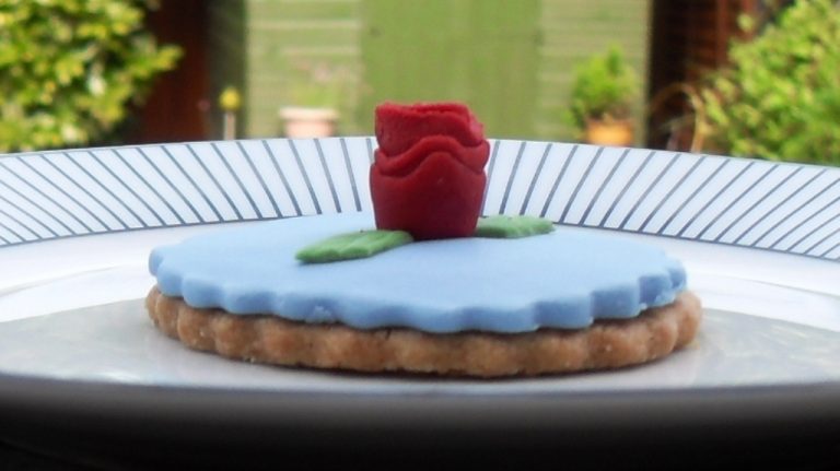 How to make Fondant Rose Biscuits - Fab Food 4 All